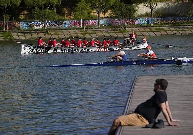 ¡Una trainera en el Guadalquivir! 14 remeros athleticzales se llevan la ...