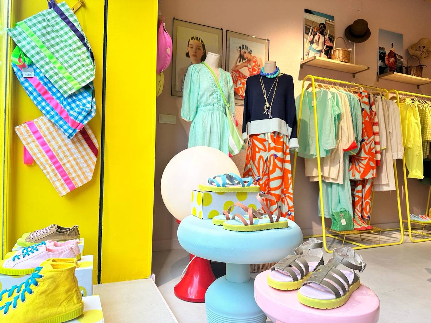 La tienda de ropa colorida y alegre que ha abierto en la Gran Vía de ...