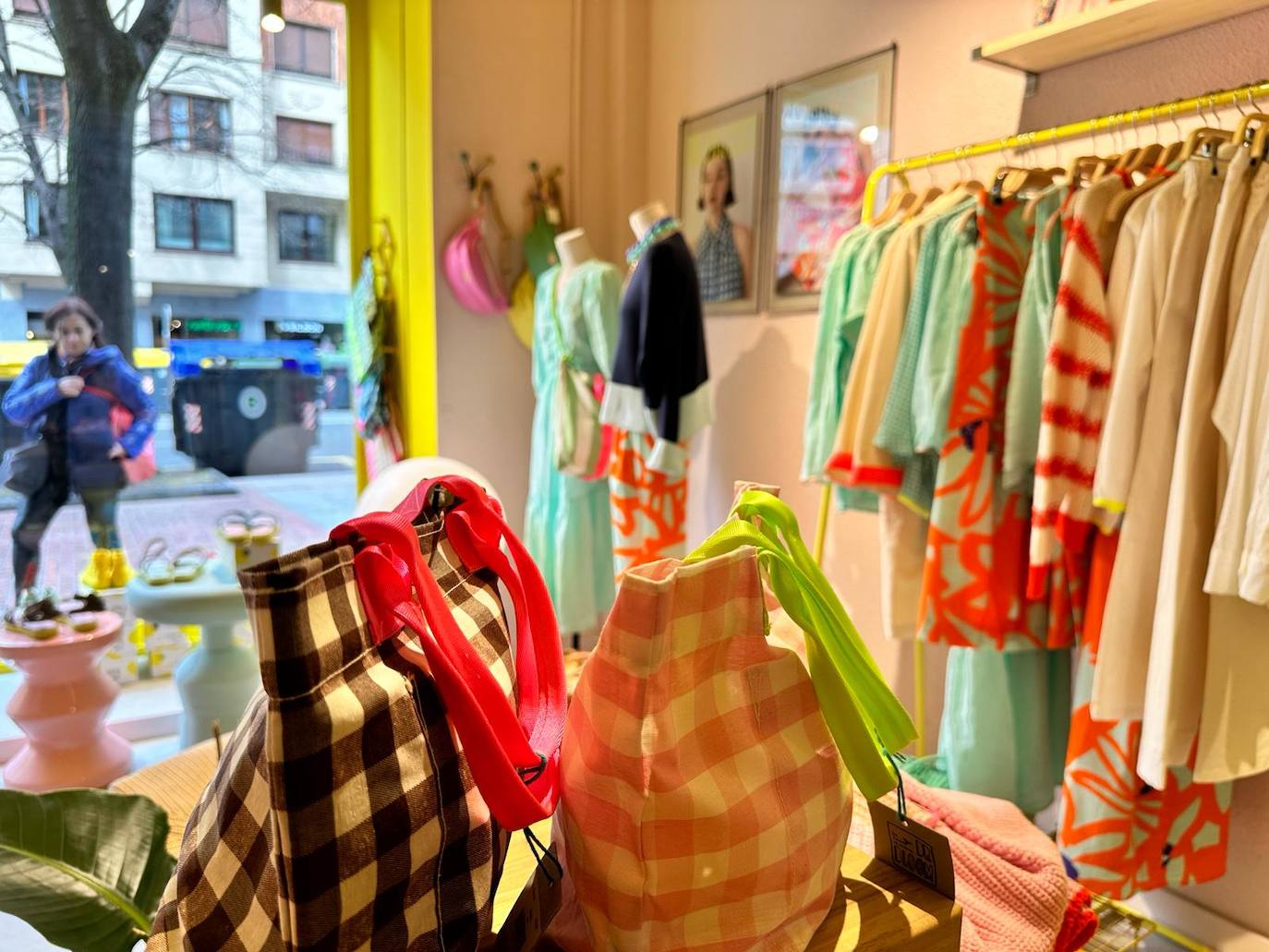 La tienda de ropa colorida y alegre que ha abierto en la Gran Vía de ...