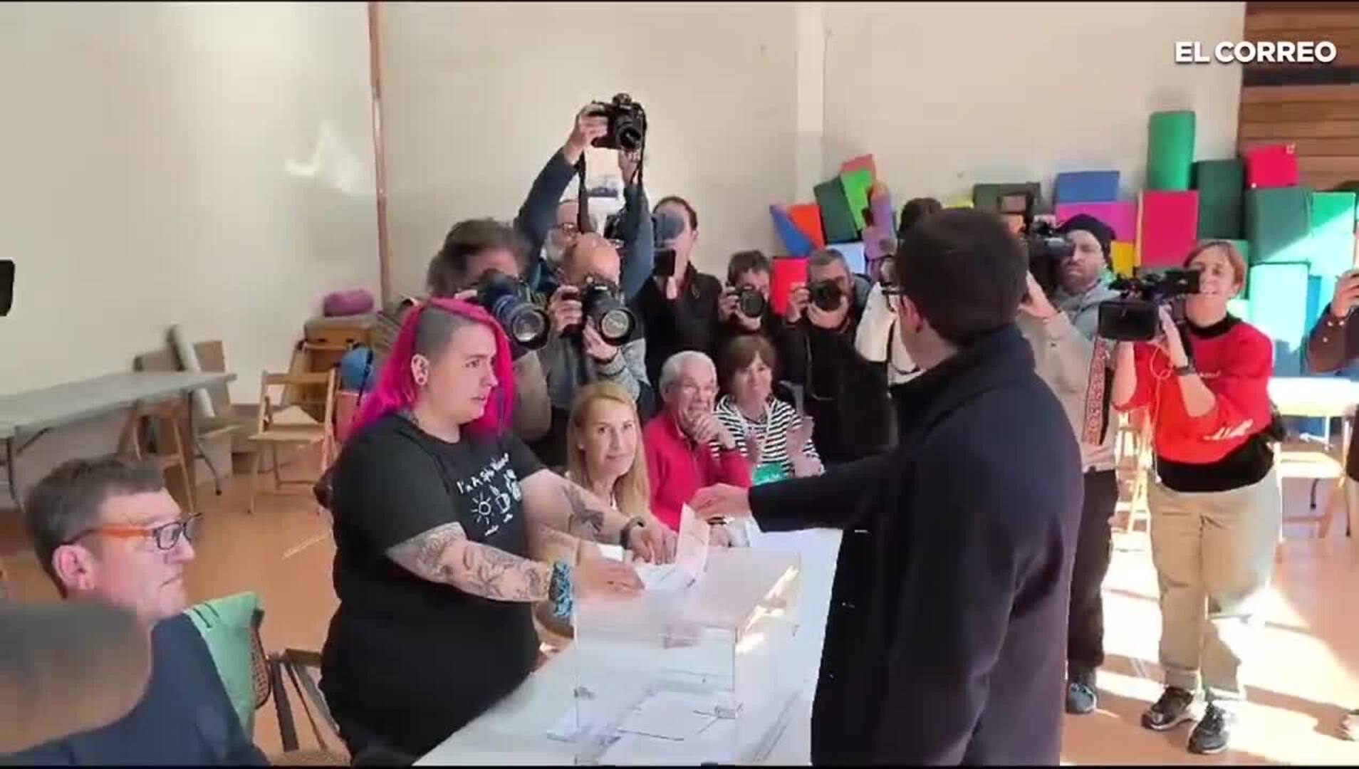 Una multitud recibe a Pello Otxandiano | El Correo