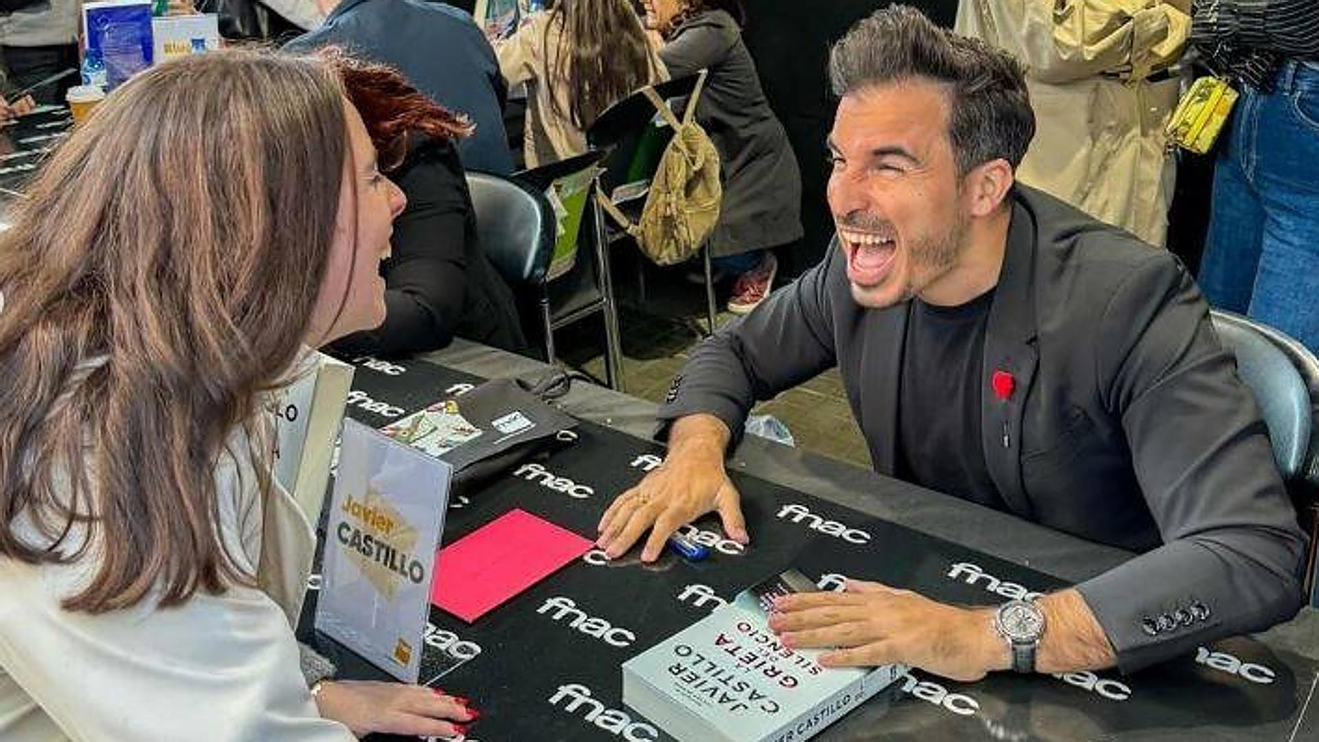 El escritor Javier Castillo pide 200 hamburguesas para los que esperan ...