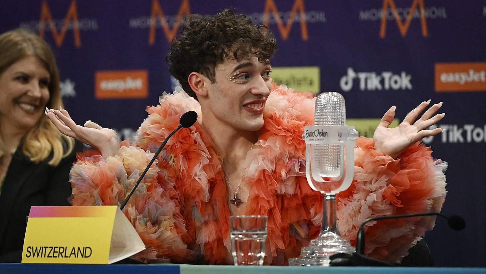 El ganador de Eurovisión rompe el Micrófono de Cristal al celebrar su ...