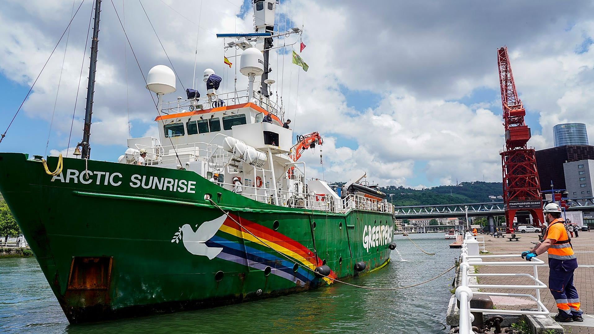 El rompehielos de Greenpeace atraca en Bilbao en defensa de los océanos ...