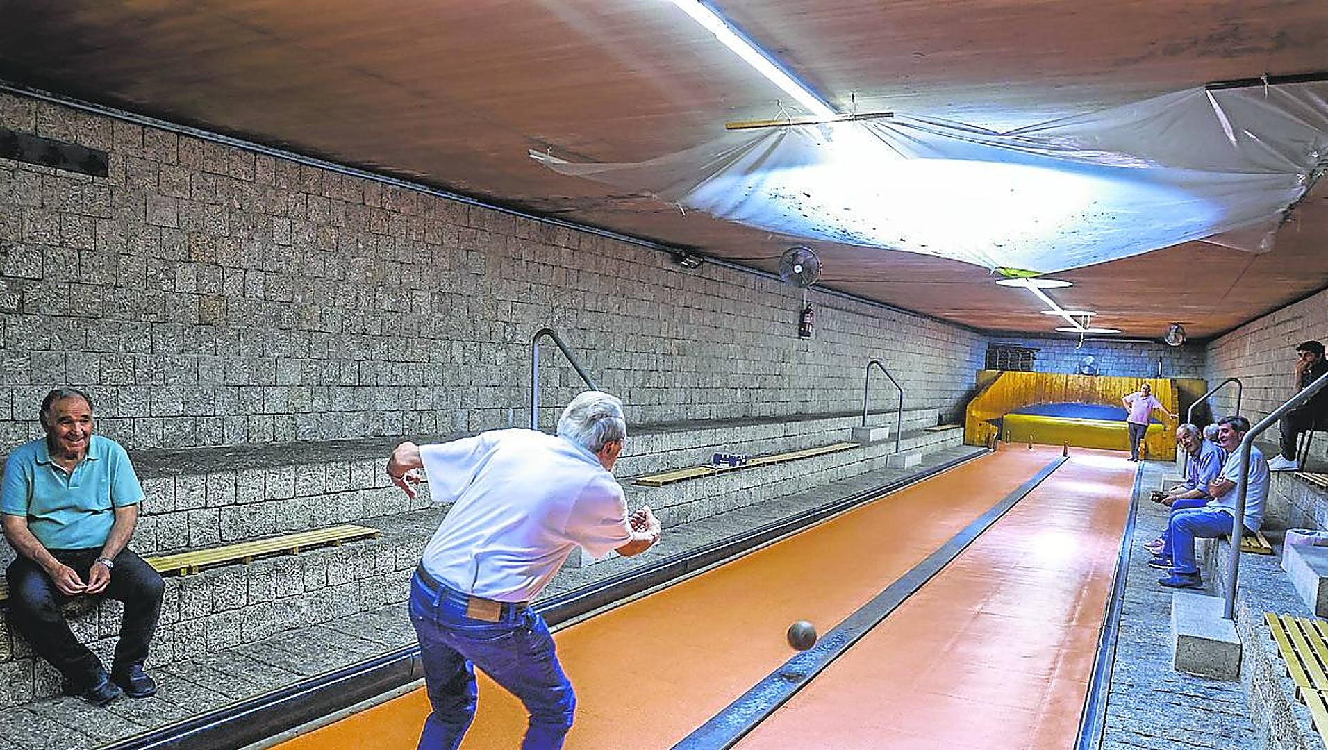 Las boleras de Vitoria lanzan un SOS | El Correo