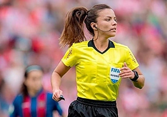 Así es Marta Huerta de Aza, la primera árbitra principal en el fútbol ...