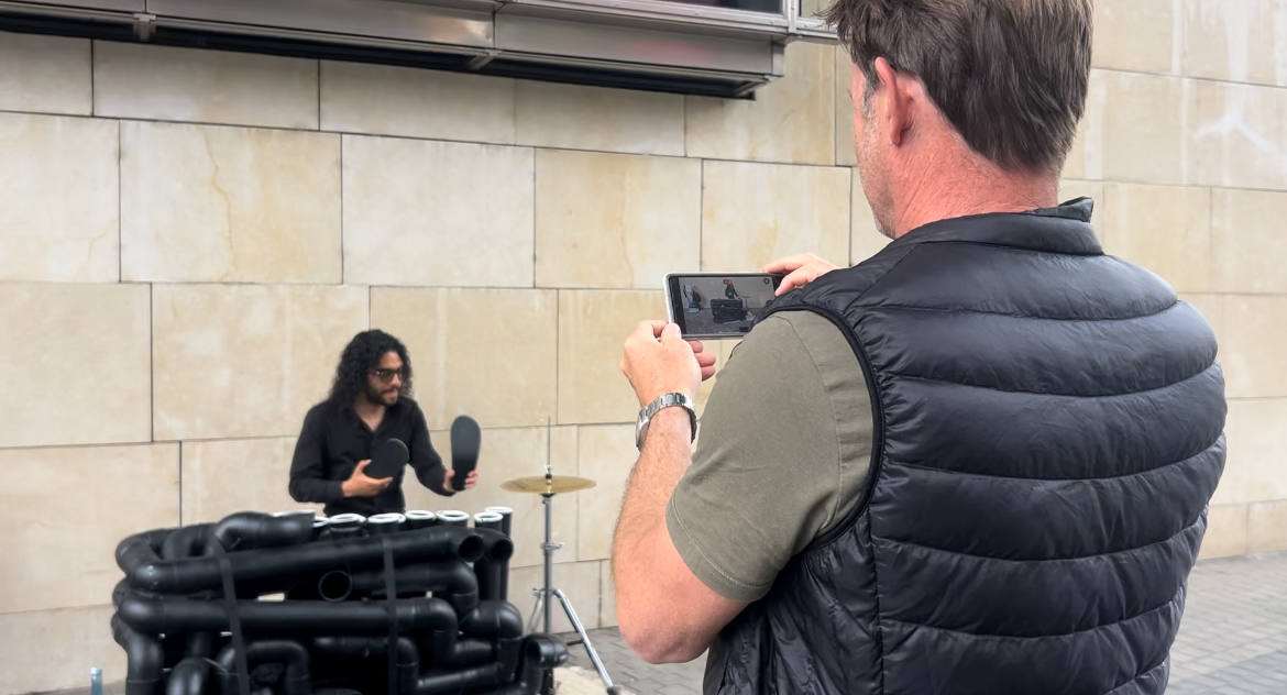 Daniel, el músico que cautiva a los bilbaínos tocando su instrumento de ...