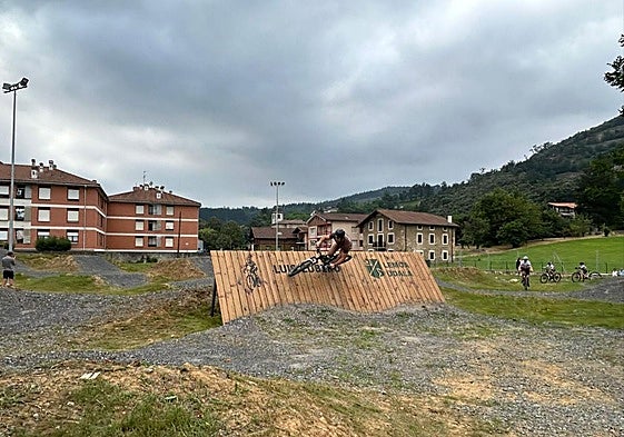 Lemoa estrena en el centro un circuito con rampas y obstáculos para ...