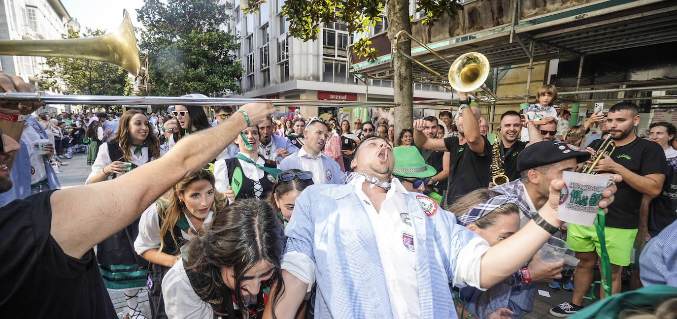 El primer paseíllo de fiestas de Vitoria, en imágenes | El Correo