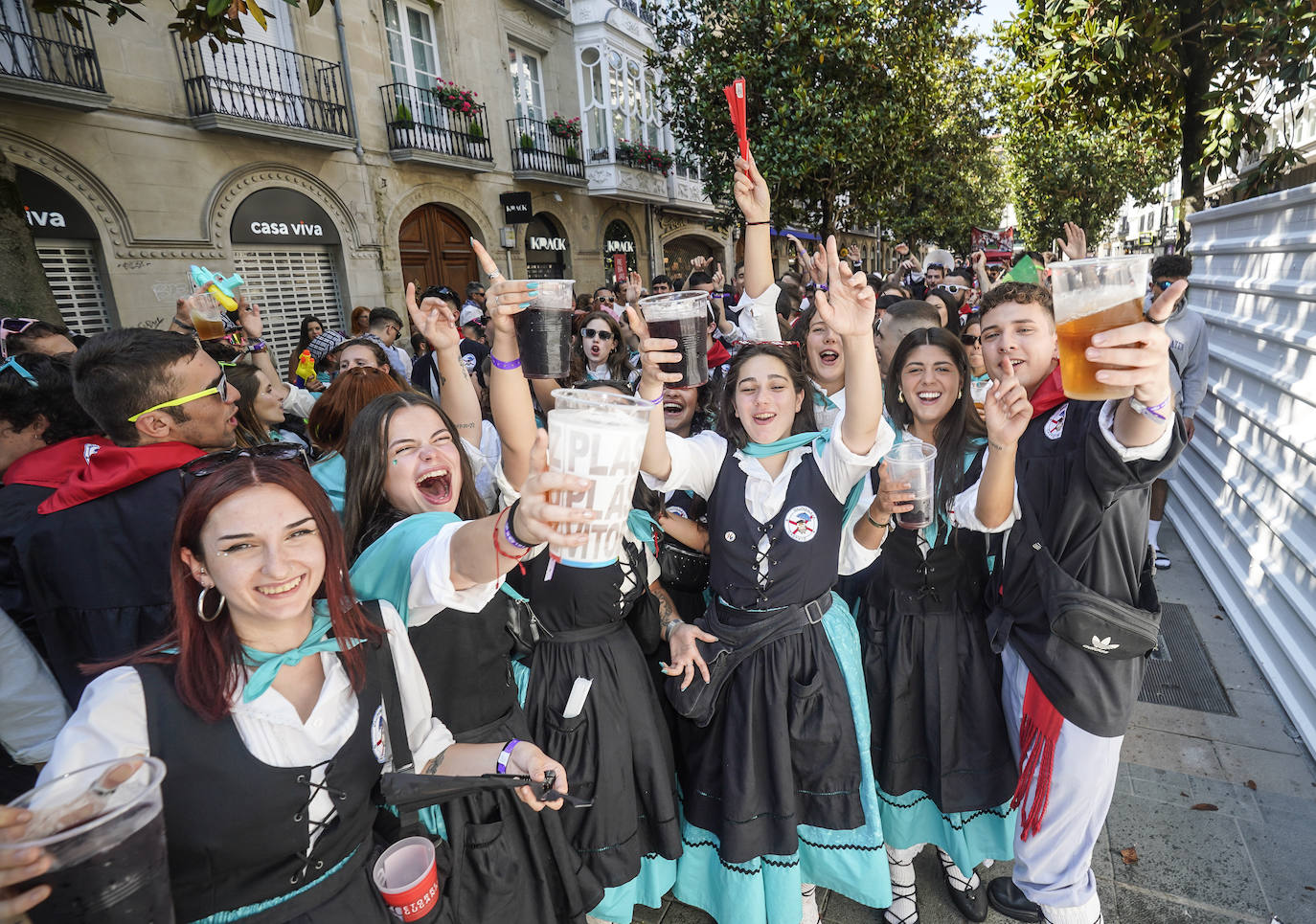 El primer paseíllo de fiestas de Vitoria, en imágenes | El Correo