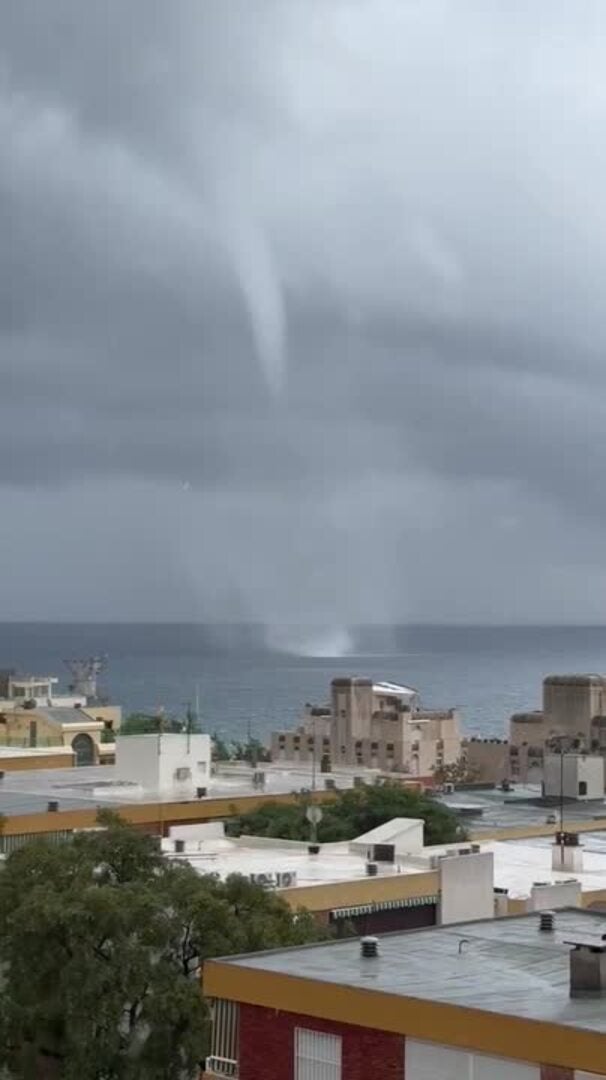 Espectacular tromba marina frente a la costa de Marbella | El Correo
