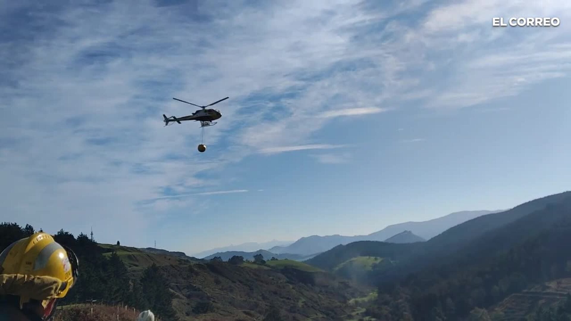 El nuevo helicóptero para sofocar incendios realiza prácticas en Peñas ...