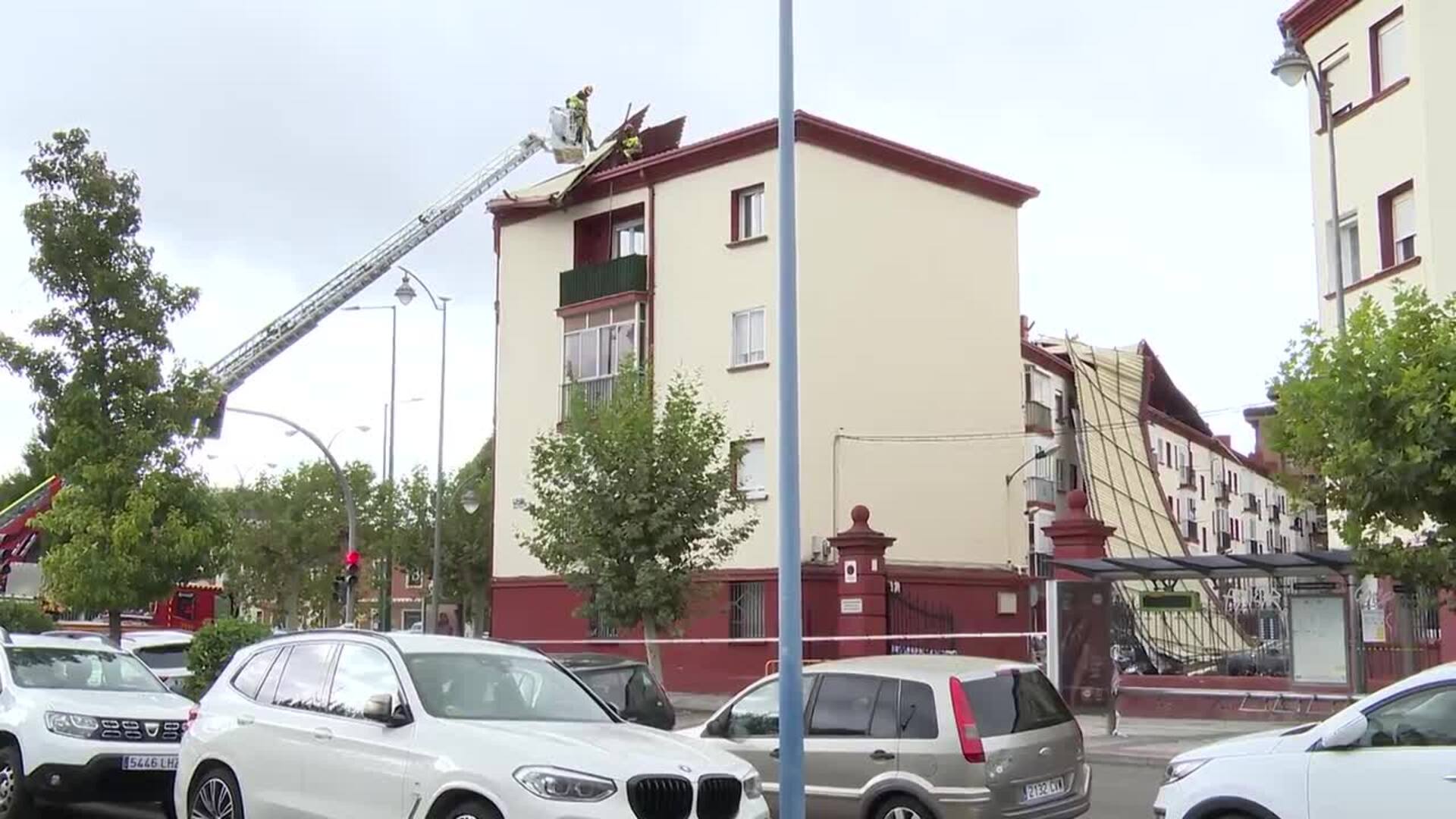 El viento arranca el tejado de una vivienda en Valladolid que obliga a cortar la calle | El Correo
