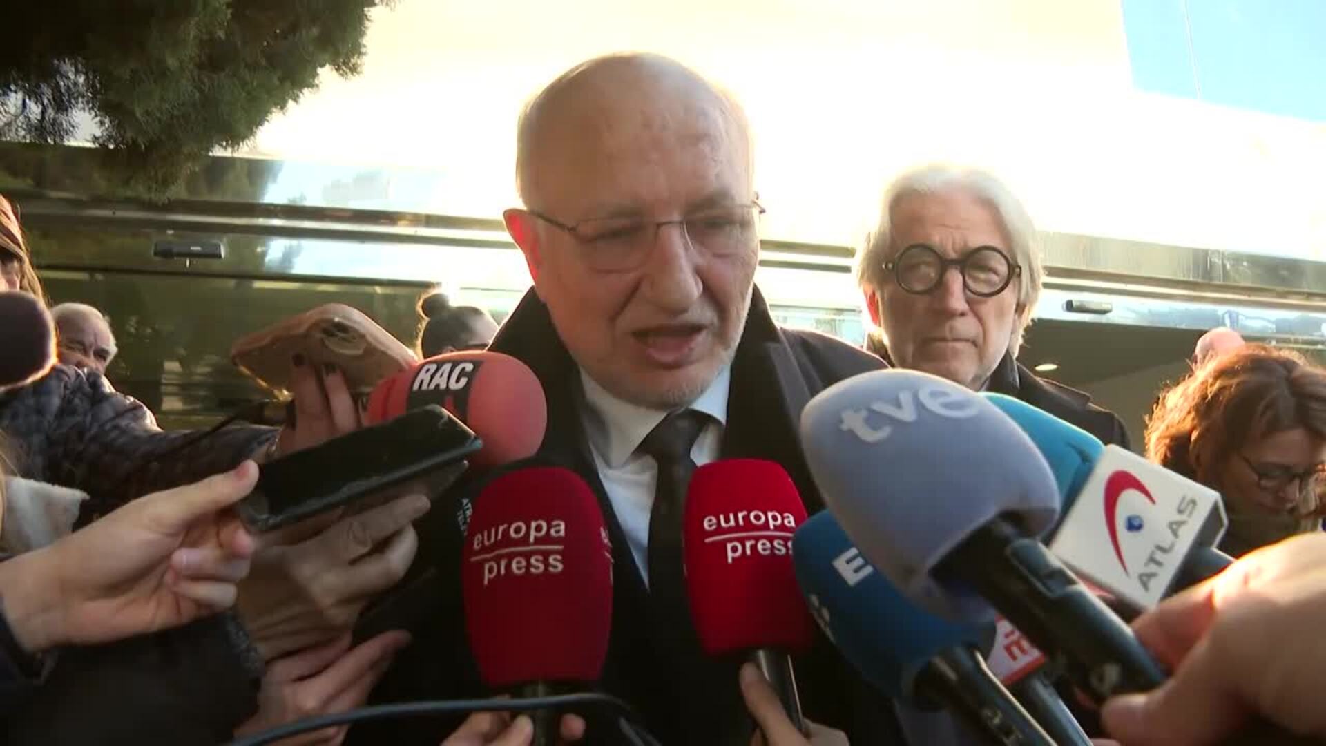 Familiares y amigos de Isak Andic acuden a su funeral en Barcelona | El ...