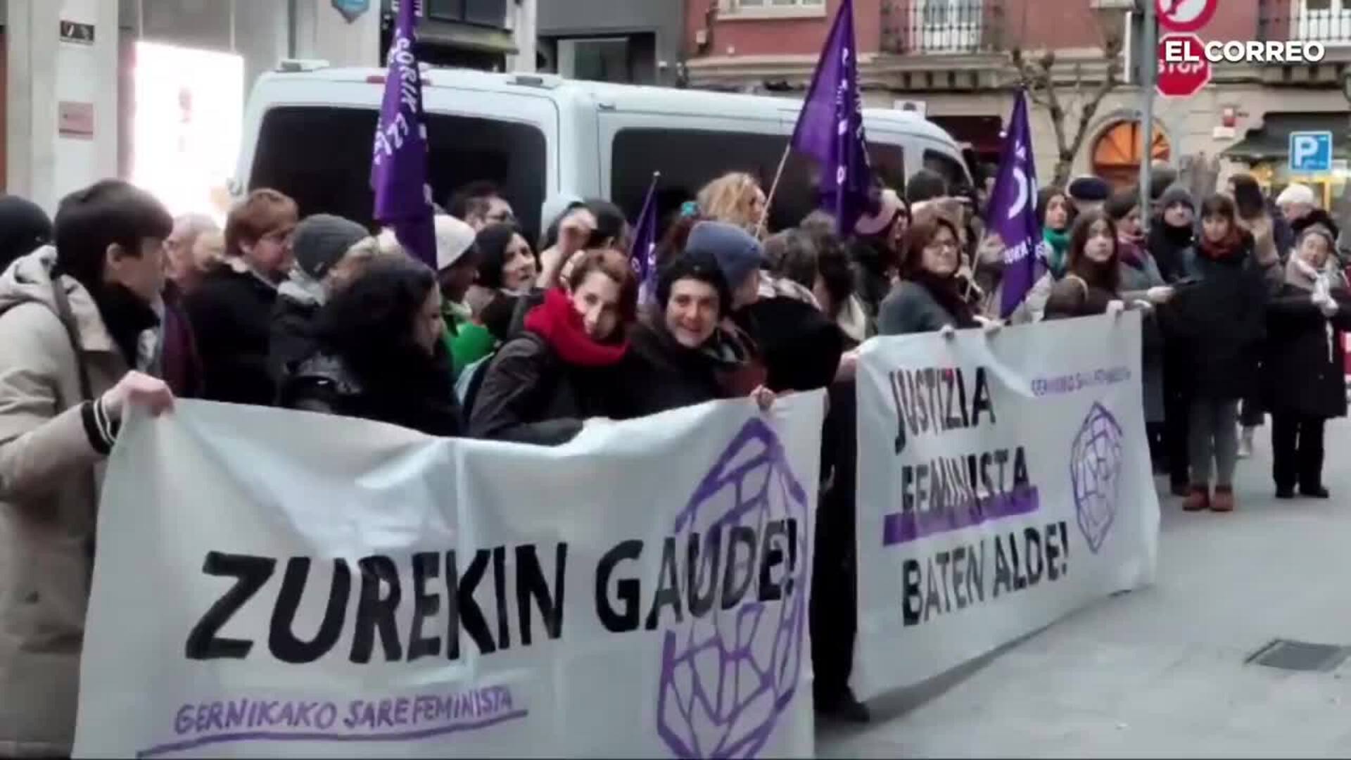 Concentración contra el exentrenador del Gernika a su llegada al juicio | El Correo