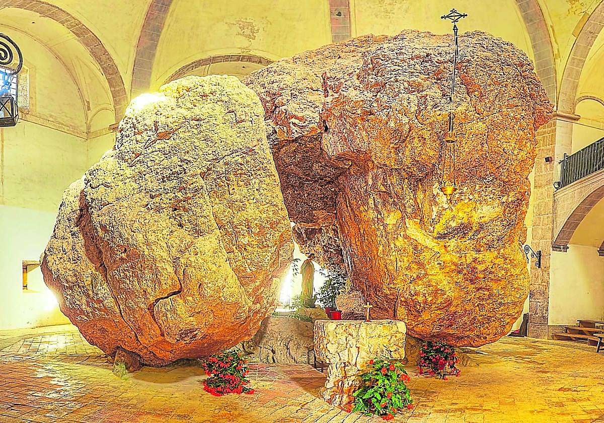 Tres rocas gigantes en el templo más peculiar | El Correo