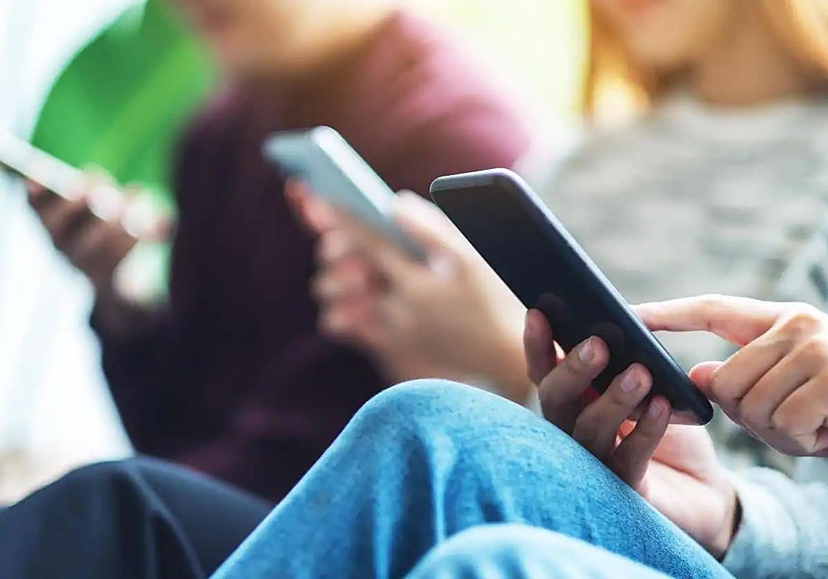 Los vascos retrasan la entrega del primer teléfono a sus hijos | El Correo