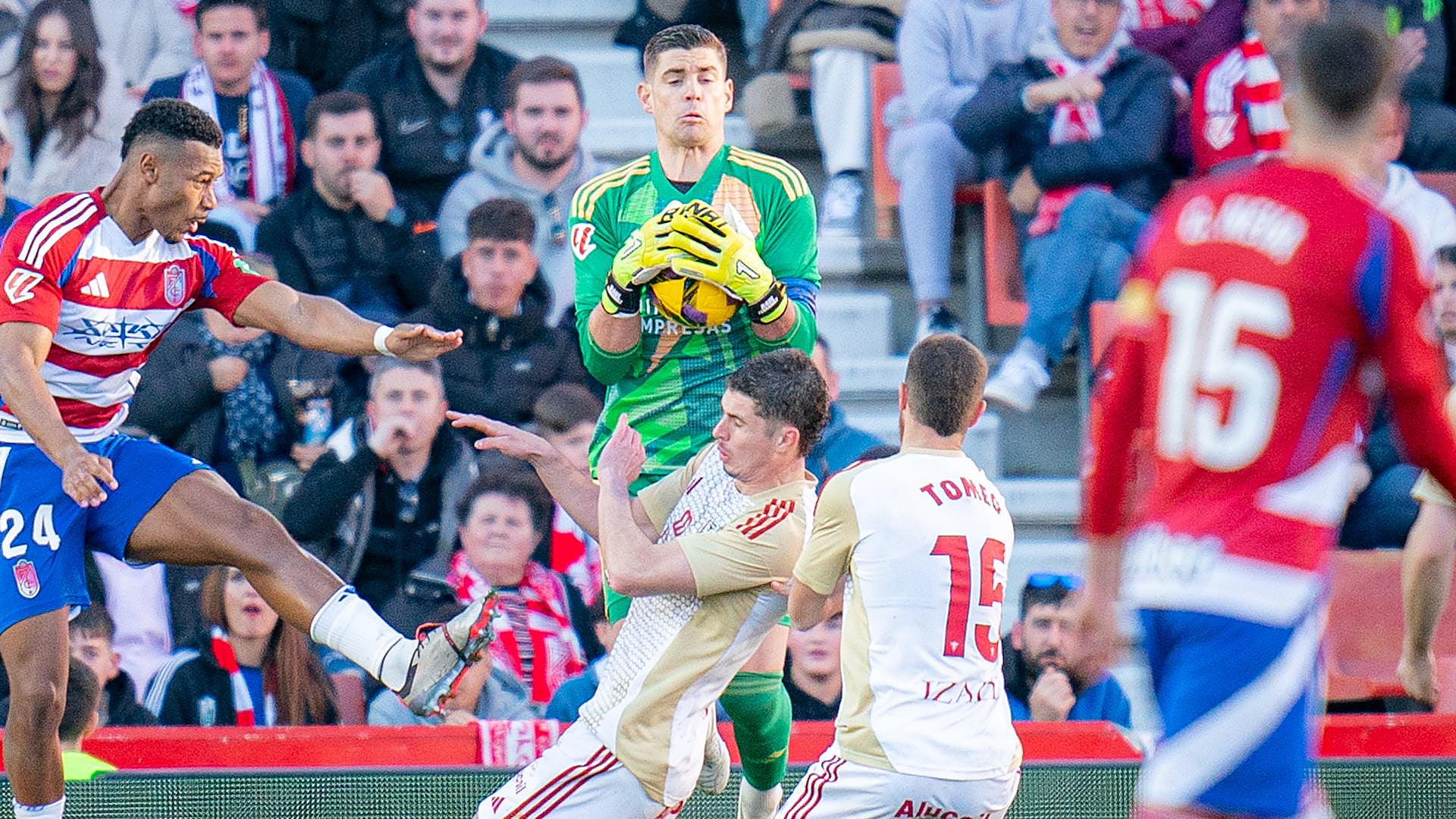 Raúl ejerció de capitán del Mirandés en su anterior estadio | El Correo