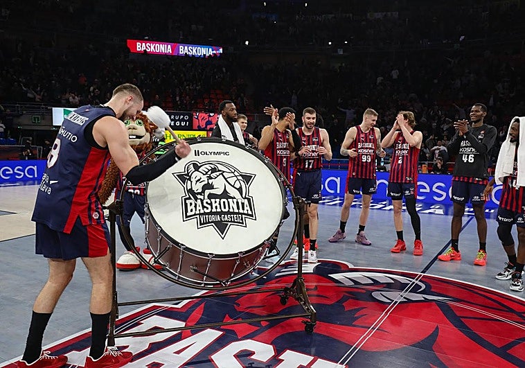 La nueva forma del Baskonia de celebrar las victorias, al más puro ...