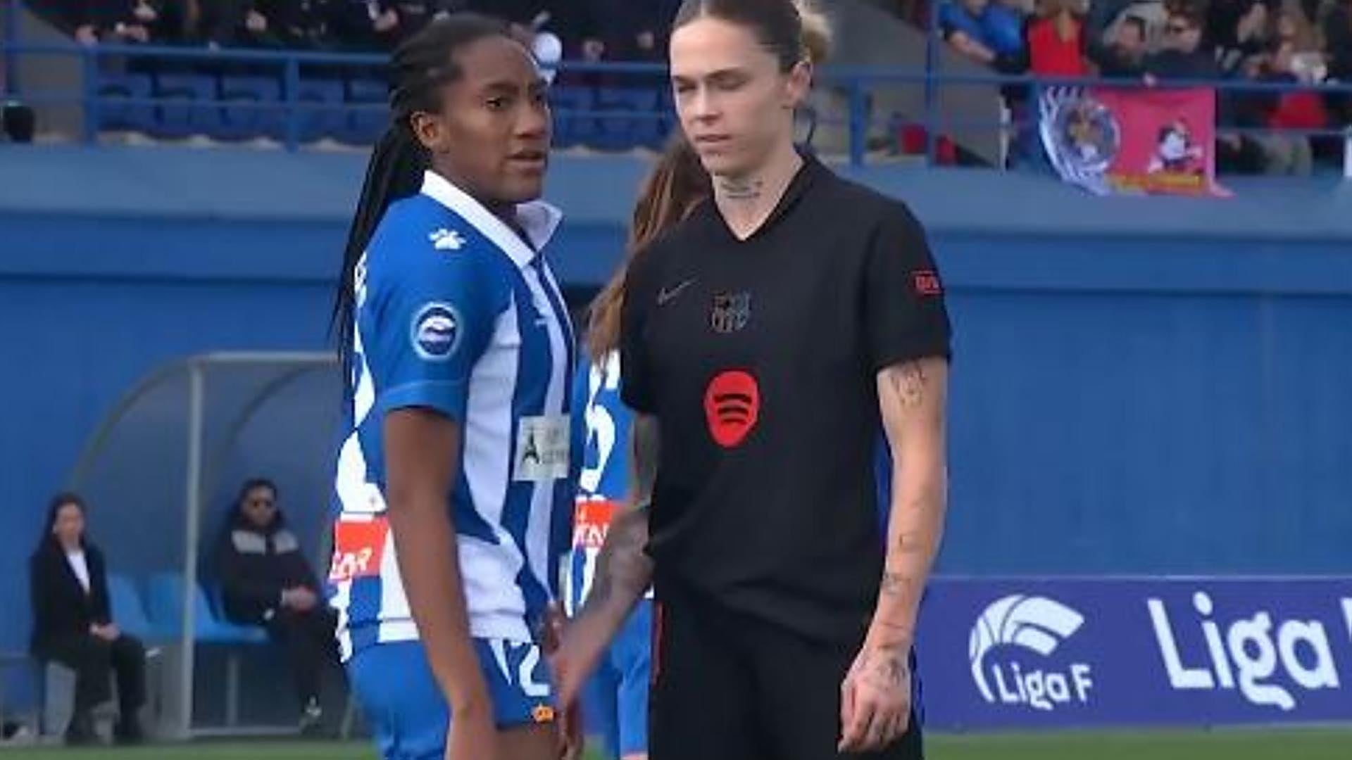 La futbolista del Barça Mapi León le toca las partes íntimas a una ...