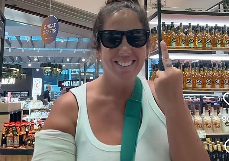 Anabel Pantoja: brazo escayolado, baile, insulto y peineta | El Correo