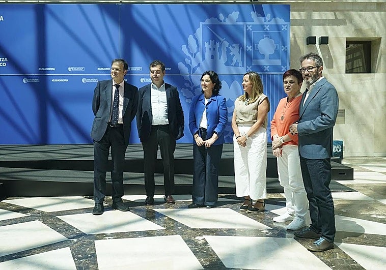 Sydney n lint topless a few hours our scheduled time, I