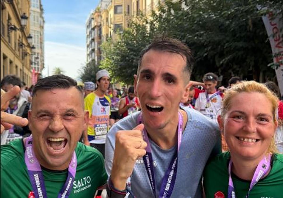 La emoción al acabar la Behobia de Alex Roca, el maratoniano con una ...