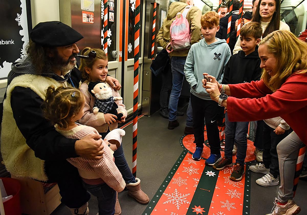 2.000 personas viajan en el 'Tren de la Navidad' con Olentzero y Mari ...