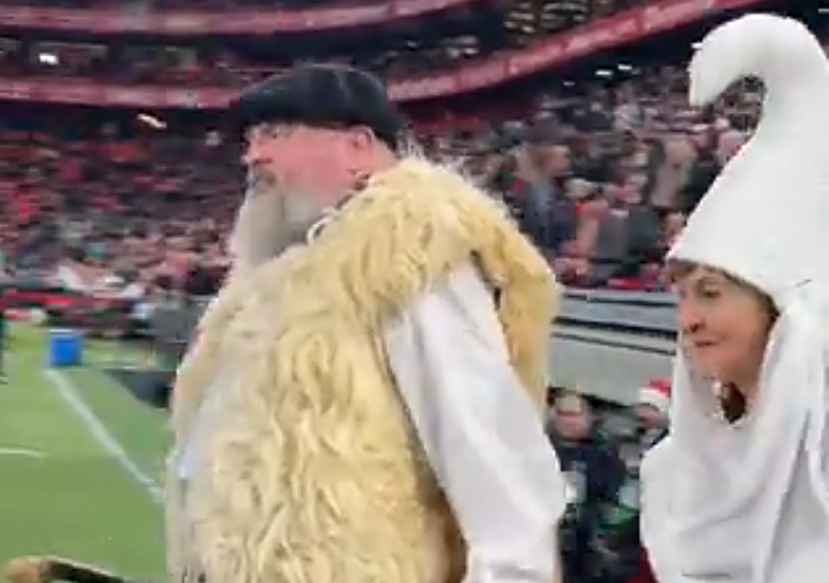 Olentzero y Mari Domingi llenan San Mamés de magia navideña | El Correo