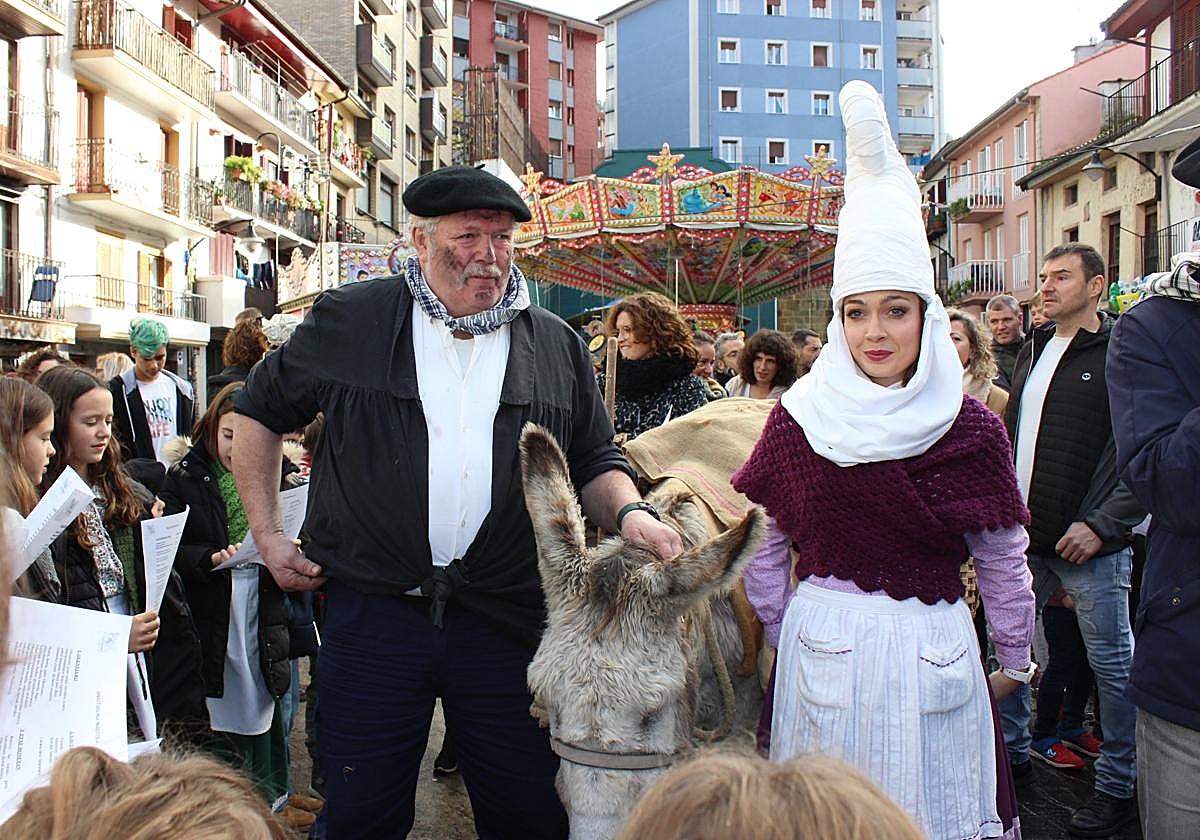 Vuelven Olentzero y Mari Domingi mañana a las calles de la villa | El ...