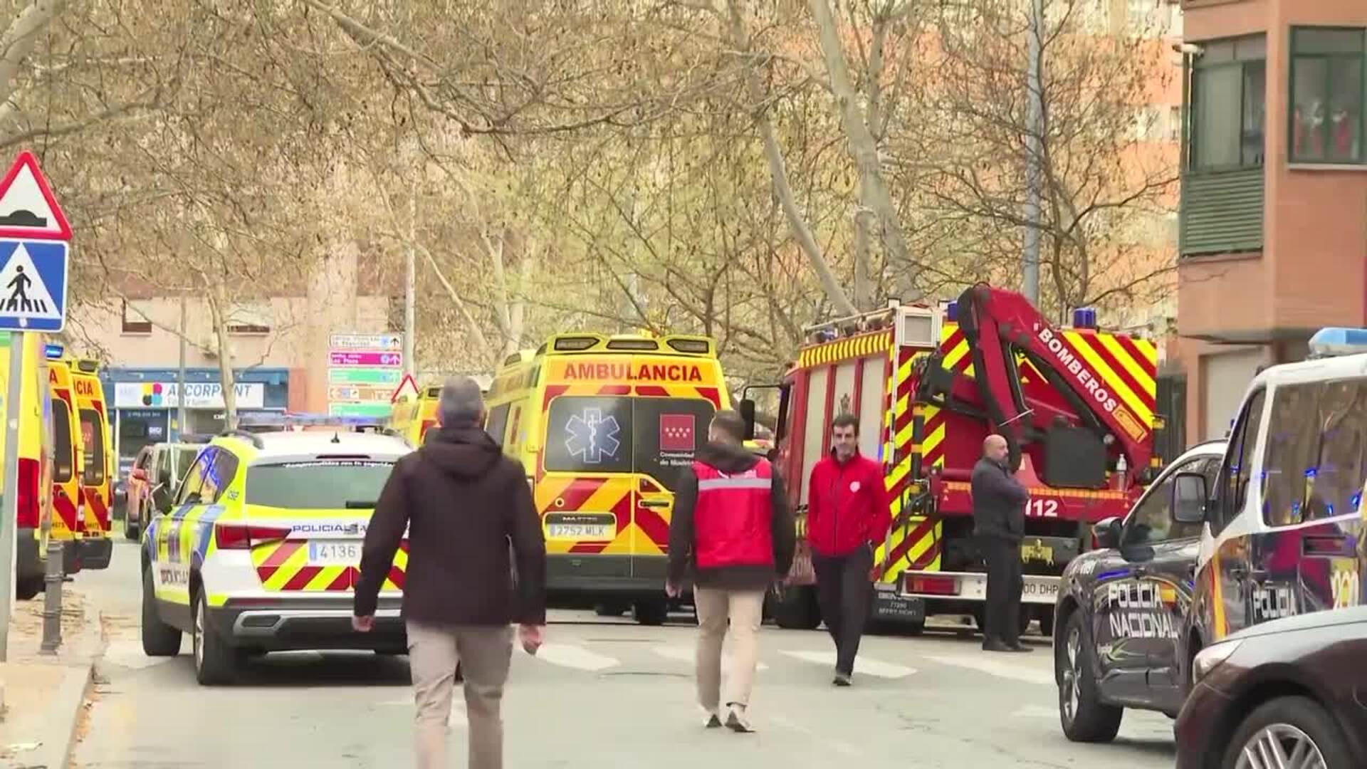 Un incendio en Alcorcón deja dos bomberos fallecidos y 14 heridos | El Correo