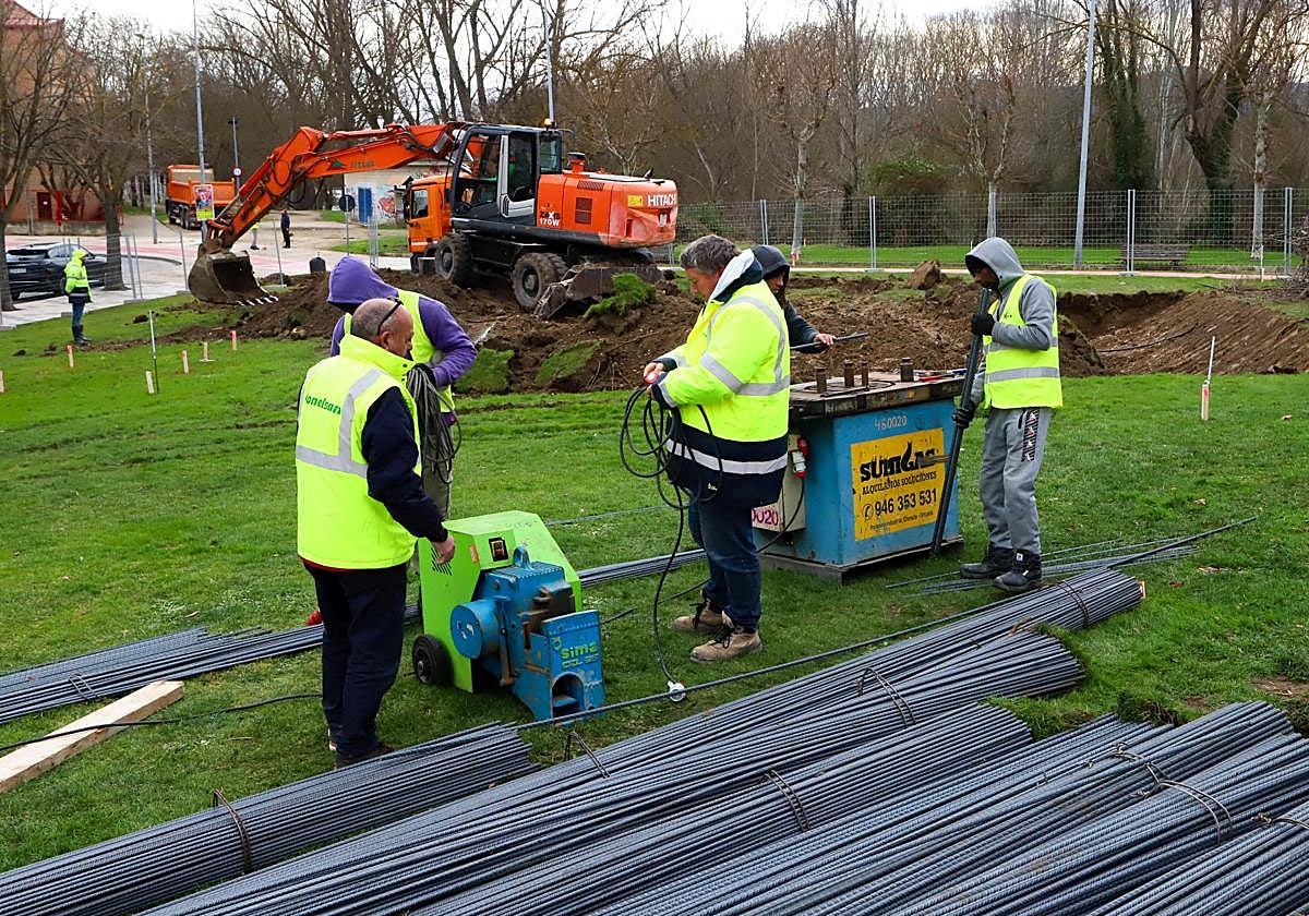 El aliviadero junto al puente de Hierro, primera actuación del proyecto ...