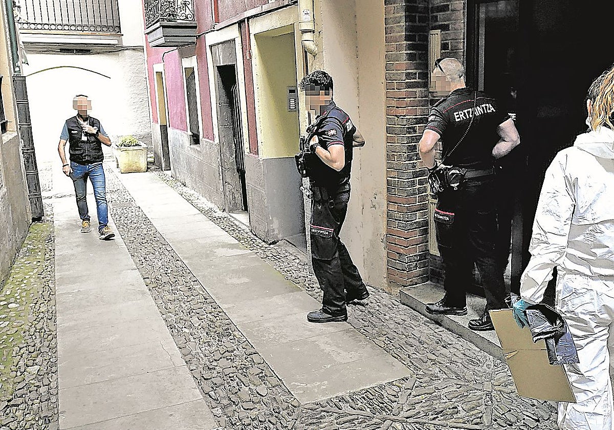 Investigan la muerte a golpes de un hombre en su piso de Mundaka | El ...
