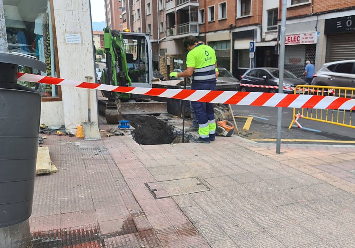 Un reventón de una tubería deja sin agua a cuatro portales de Barakaldo ...
