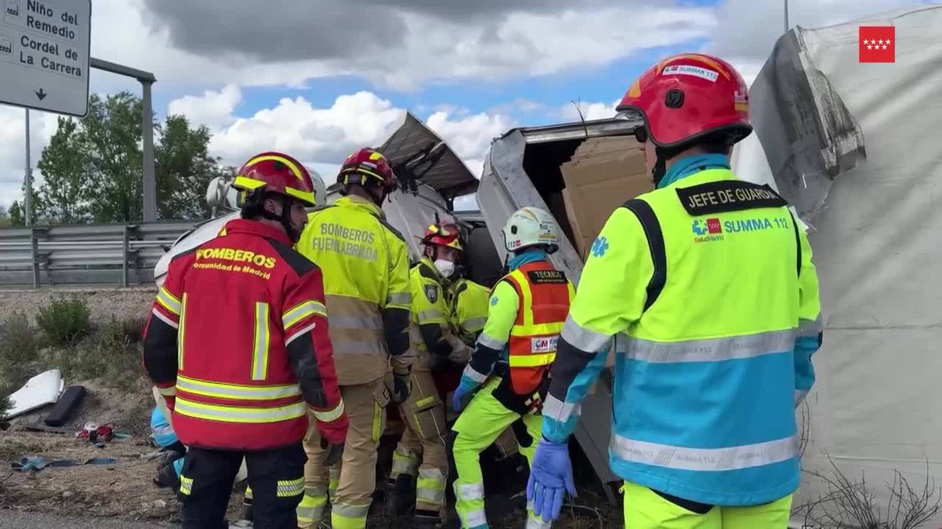 Bomberos rescatan al conductor de un camión de gran tonelaje tras ...