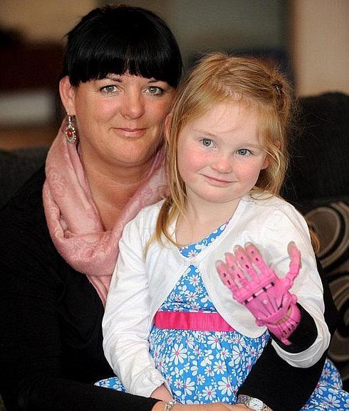 Abbi podrá peinar a su Barbie gracias a una mano impresa en 3D | El Correo