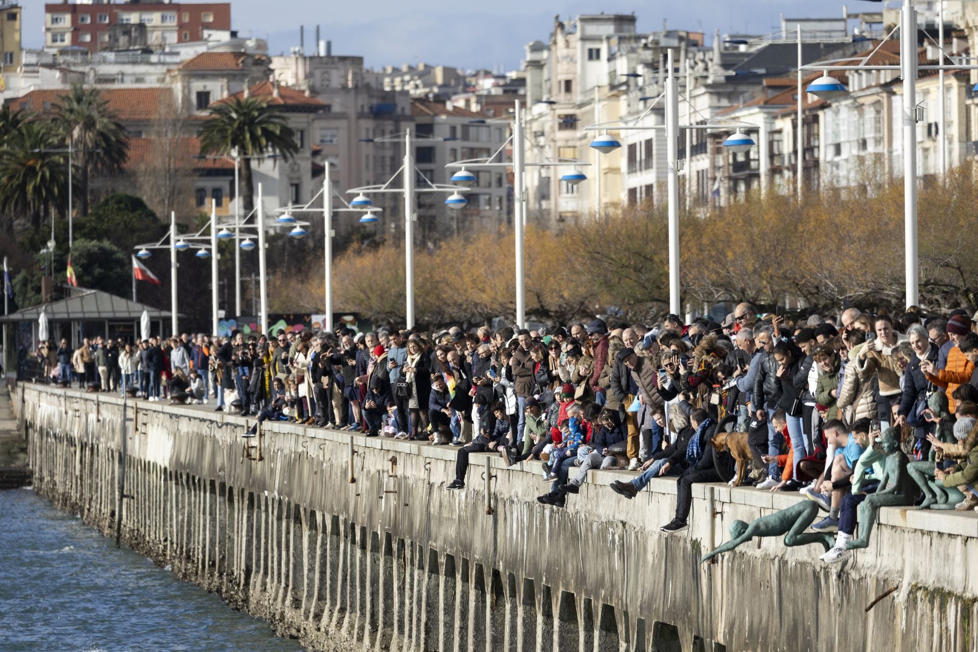 La Travesía de Navidad colorea la Bahía de Santander | El Diario Montañés