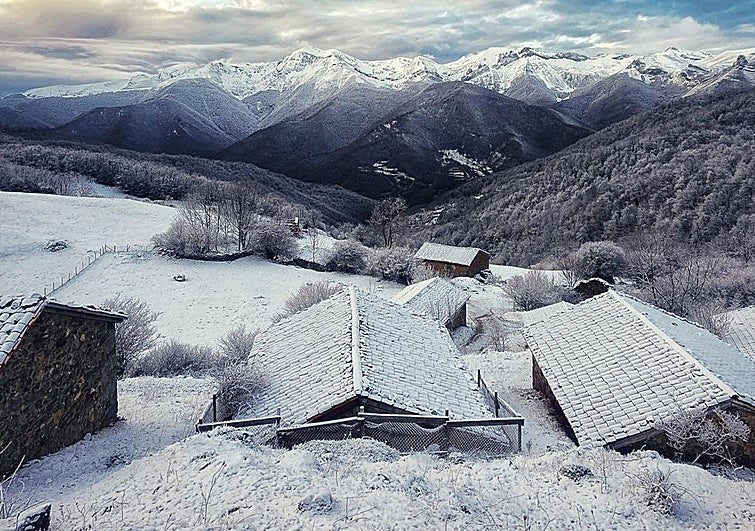 Paseo sobre la nieve por los Picos de Europa cántabros | El Diario Montañés