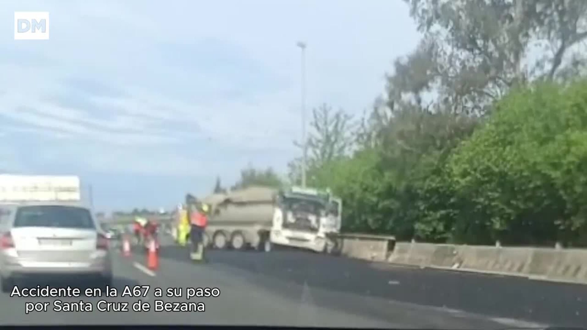 Un camión pierde la carga en la A-67 | El Diario Montañés