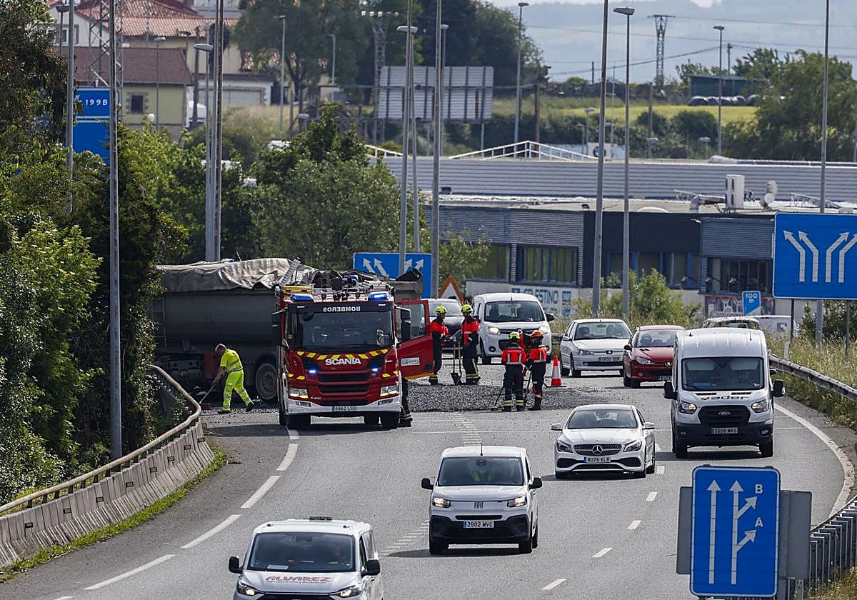 Colapsada la A-67 a la altura de Mompía por el accidente de un camión ...