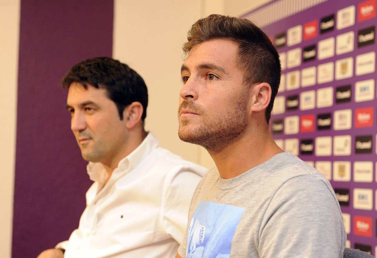 Presentación de Javi Chica como nuevo jugador del Real Valladolid | El ...