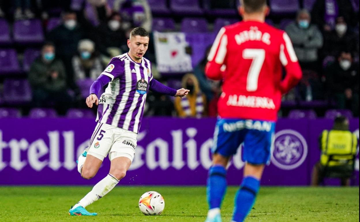 Javi Sánchez se consolida como bastión en la zaga del Real Valladolid ...