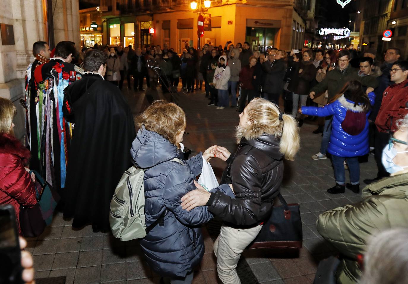 Fotos: John Fellingham y la Tuna de Derecho regalan música en Palencia ...