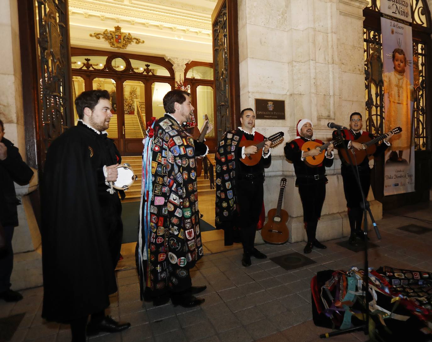 Fotos: John Fellingham y la Tuna de Derecho regalan música en Palencia ...
