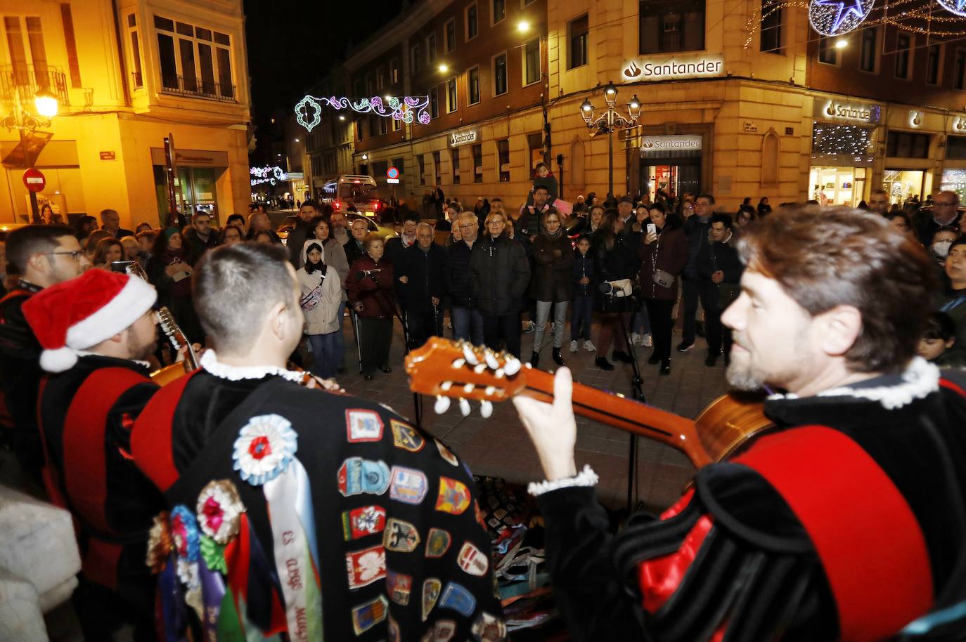 Fotos: John Fellingham y la Tuna de Derecho regalan música en Palencia ...