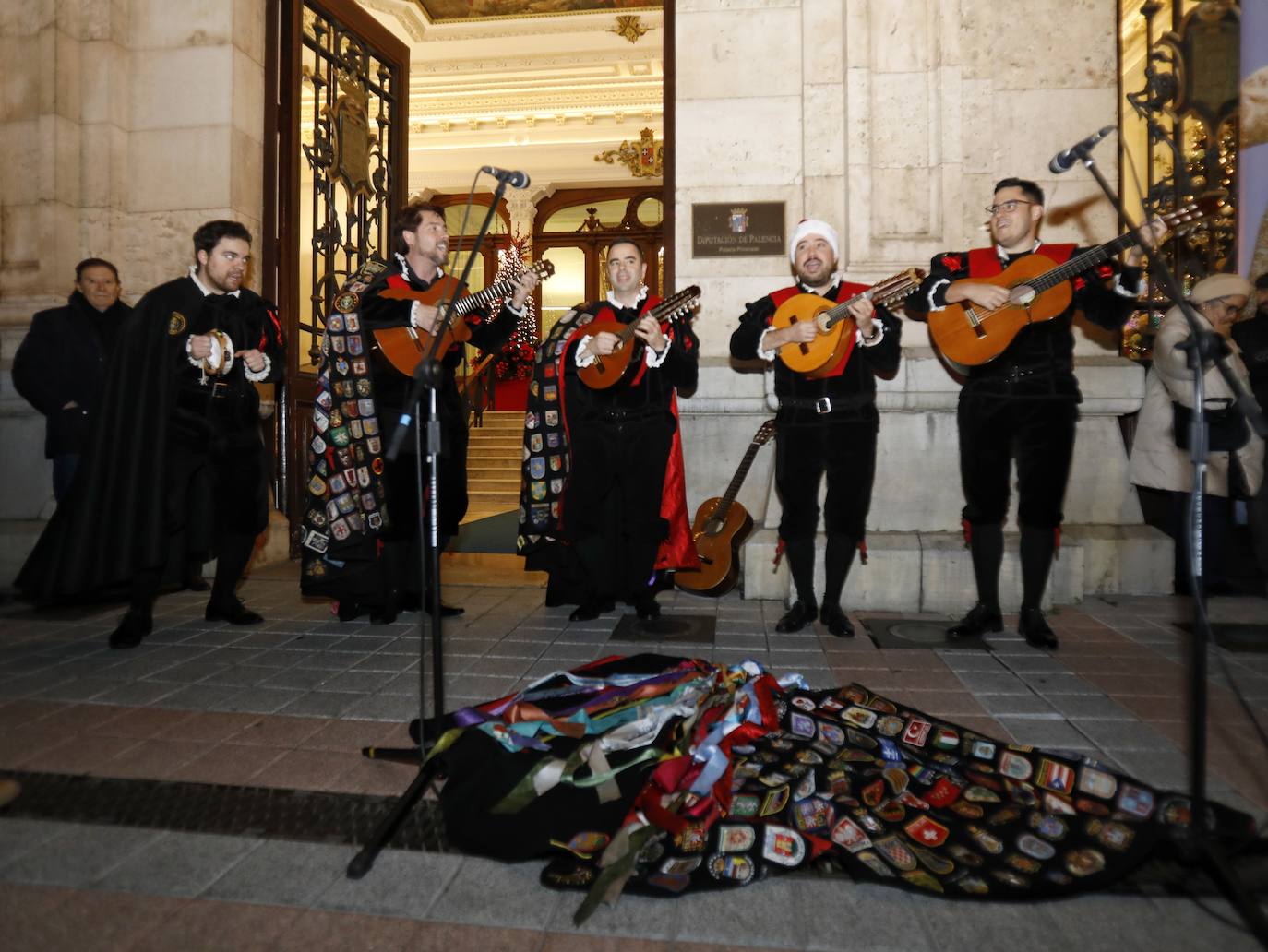 Fotos: John Fellingham y la Tuna de Derecho regalan música en Palencia ...