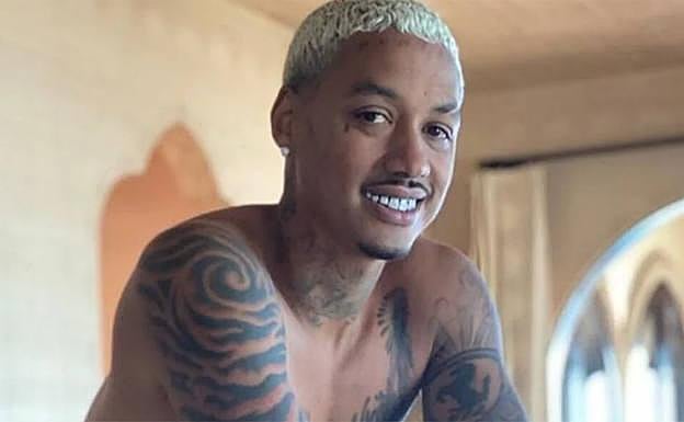 Cher muestra el anillo de compromiso que le ha regalado Alexander ...