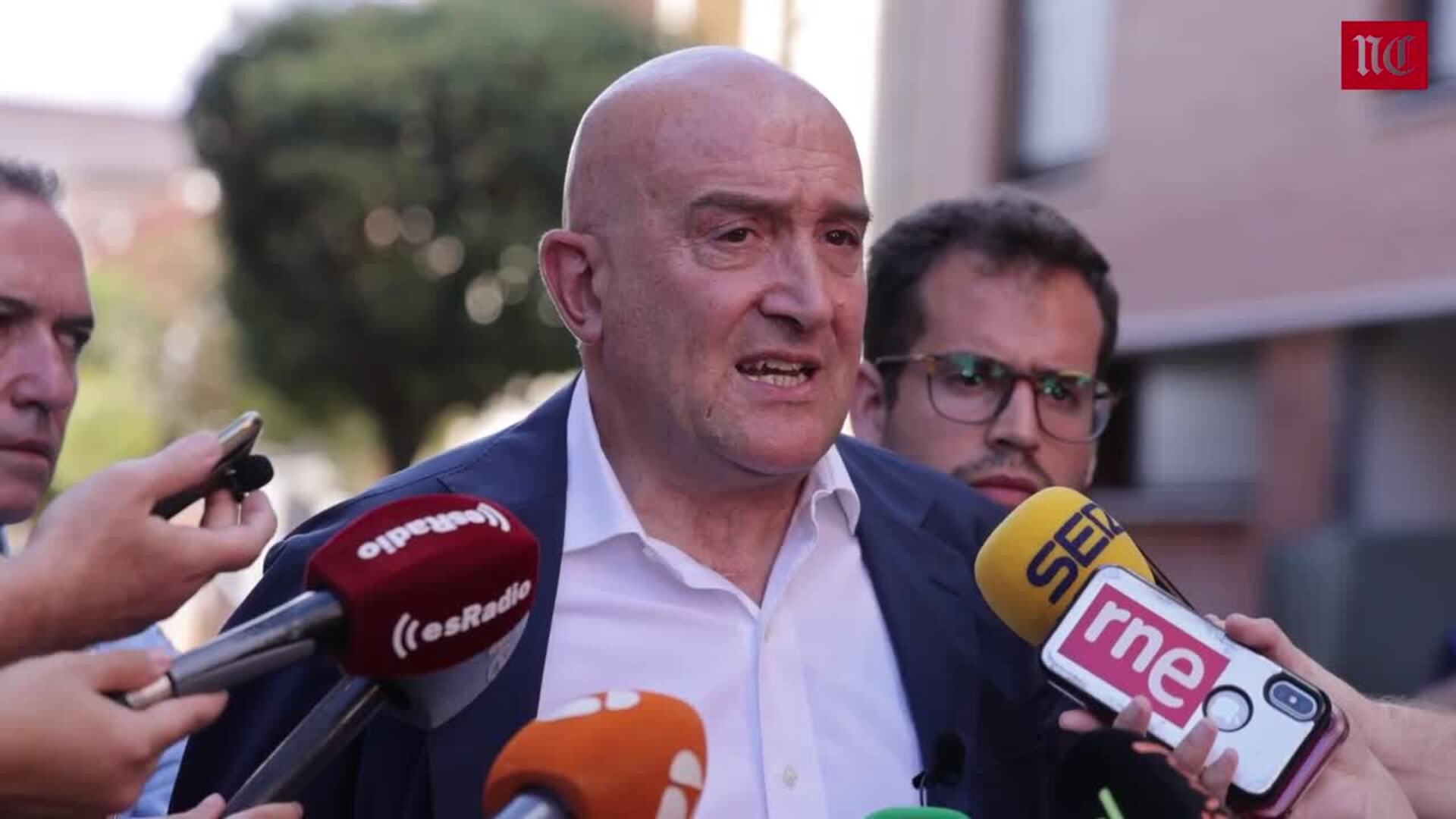 Jesús Julio Carnero ha atendido a los medios desde la misma calle Goya ...