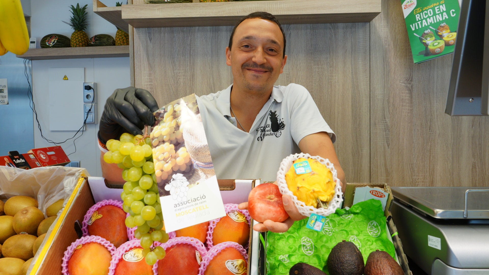 Óliver Porro muestra en el Mercado del Val las frutas menos conocidas ...