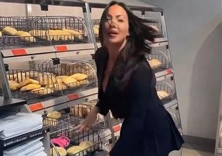 Una influencer británica coloca sus bragas usadas entre el pan de un ...