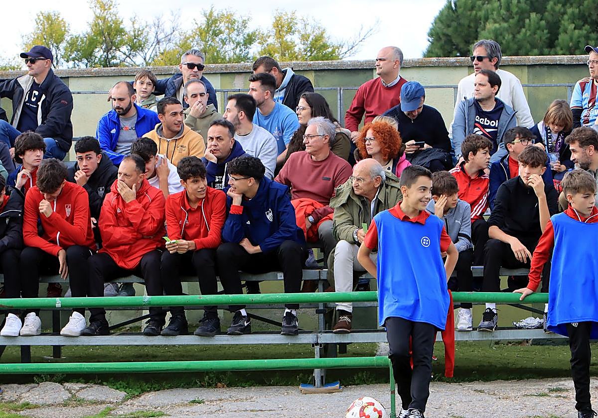 La Albuera, llena con 3.000 espectadores: búscate en las gradas | El ...